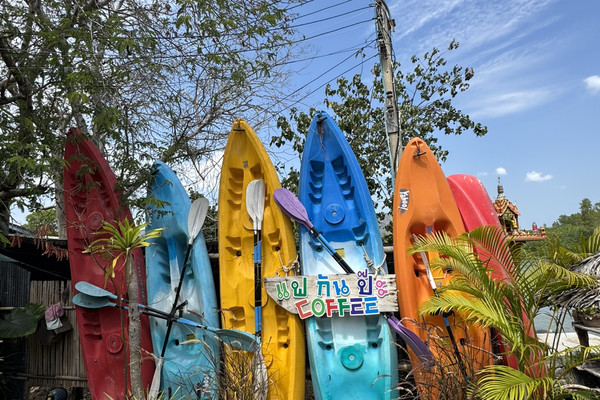 Fae Gan Pa Kui Buri is a cafe with a chill sea view and atmosphere ...