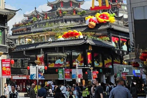 "Dong Men Lao Jie" (Dong Men Pedestrian Street) a fabulous area in ...