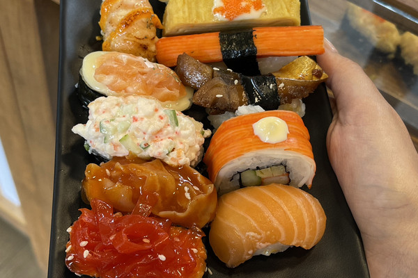 具材が山盛りの寿司。パッタルン支店、寺院の隣。 | Trip.com パッタルン県