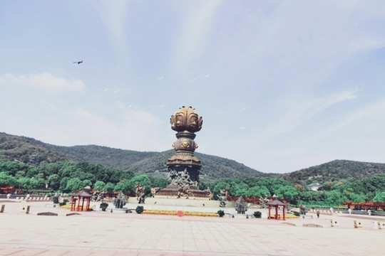 Visit Lingshan Scenic Area: Experience the beauty of the fusion of ...