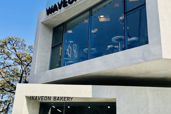 🌊釜山最Chill海景咖啡廳！Waveon Coffee 3層觀海打卡點一次收齊☕建築大師打造的夢幻海邊玻璃屋｜Trip.com 釜山