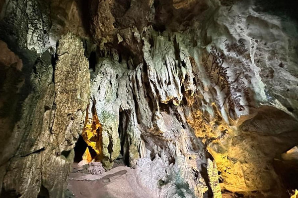 **Dining at Banjaran Hot Springs: Cave-Inspired Elegance with Stunning ...