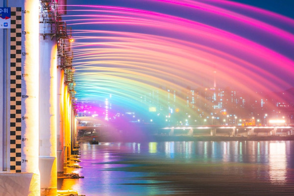 The Banpo Bridge Moonlight Rainbow Fountain has started again this year ...