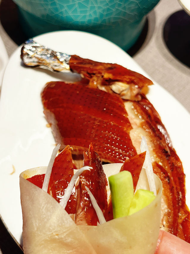 One bite of roast duck, savoring the authentic flavors of old Beijing ...