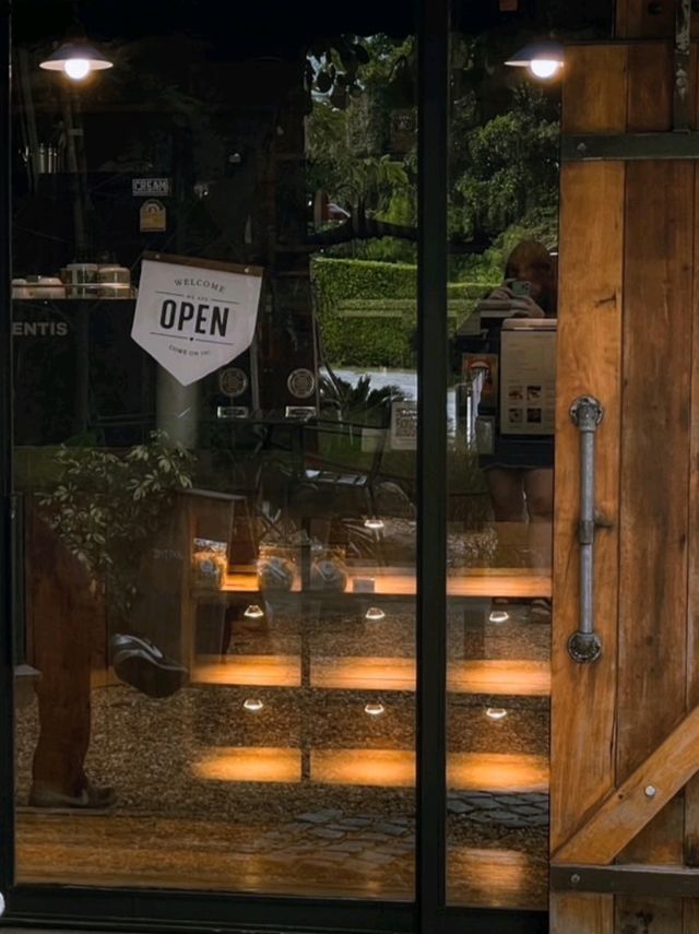 𝘌𝘭𝘭𝘦𝘯 𝘊𝘢𝘧𝘦 𝘏𝘰𝘶𝘴𝘦 🏡 🌳🍀 | Trip.com อ่างศิลา