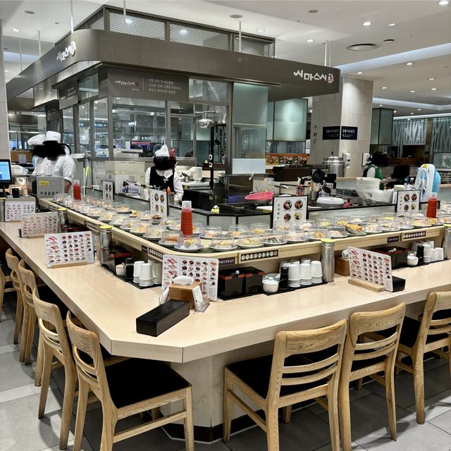 [Seoul, Korea, Gimpo Airport] Korean-made conveyor belt sushi chain ...