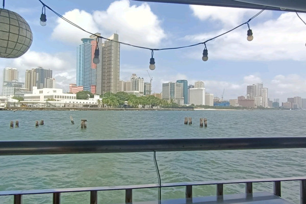 Have a traditional meal on Manila Bay. | Trip.com Manila