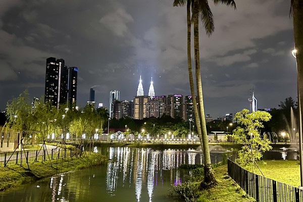 “Taman Tasik Titiwangsa at Night: A Tranquil Oasis Beneath the City ...