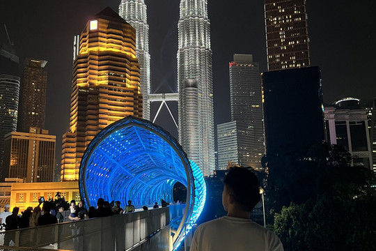 Kuala Lumpur by Night: KLCC and Saloma Bridge in Full Glow | Trip.com ...