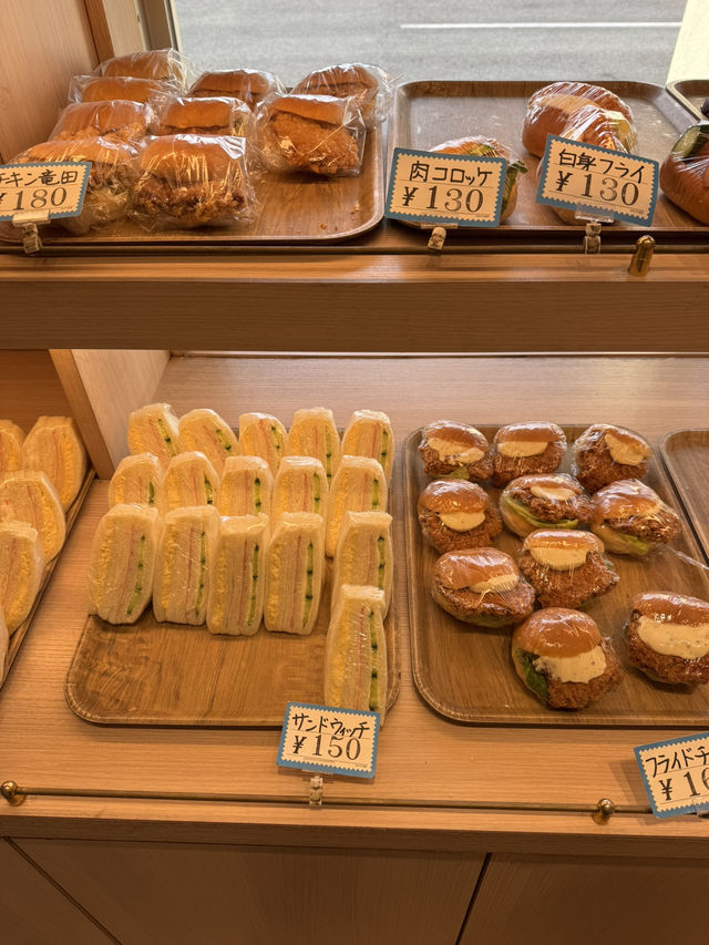 【北九州グルメ】早朝5時から営業🍞行列ができる老舗ベーカリー🌭 | Trip.com 八幡西区