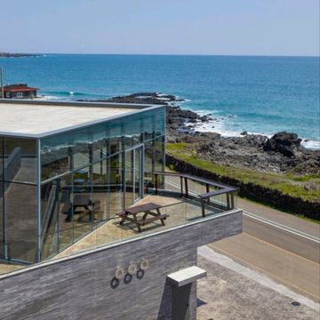 성산 바다를 품은 압도적 파노라마 뷰, 카페 아오오(AOO) | 트립닷컴 제주도