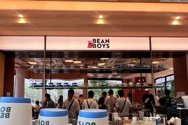 Beanboys ร้านอาหารและคาเฟ่ขนาดใหญ่สีส้มโดดเด่น | Trip.com กรุงเทพฯ