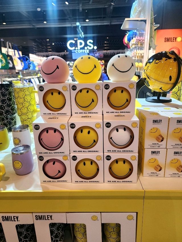 Smiley Store หน้ายิ้มที่ Siam Center | Trip.com กรุงเทพฯ