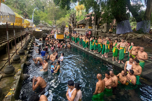 Bathing in Holy Water to get good lucks 😇 | Trip.com Bali