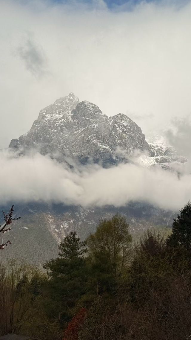Above the Sea of Clouds, Jade Dragon Snow Mountain | Trip.com Yulong