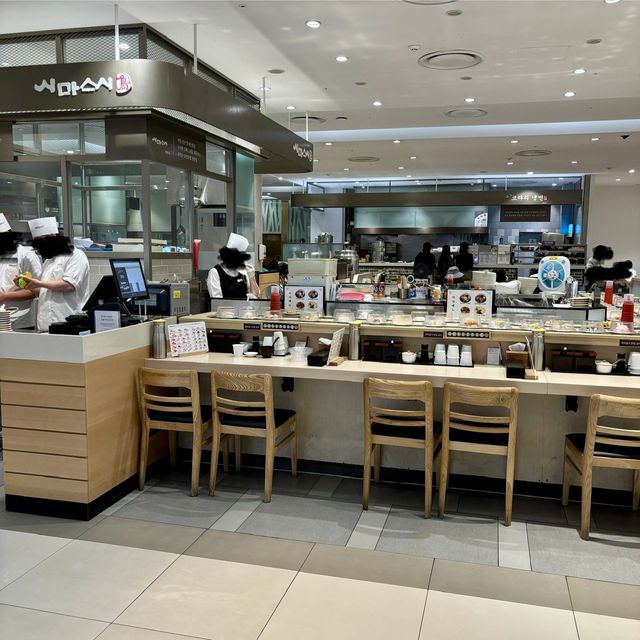 [Seoul, Korea, Gimpo Airport] Korean-made conveyor belt sushi chain ...
