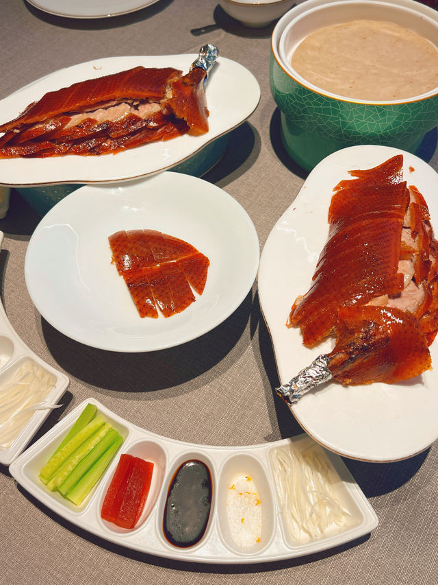 One bite of roast duck, savoring the authentic flavors of old Beijing ...