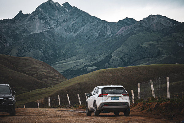 🇨🇳 Genie Mountain: Majestic Beauty in Litang | Trip.com Litang