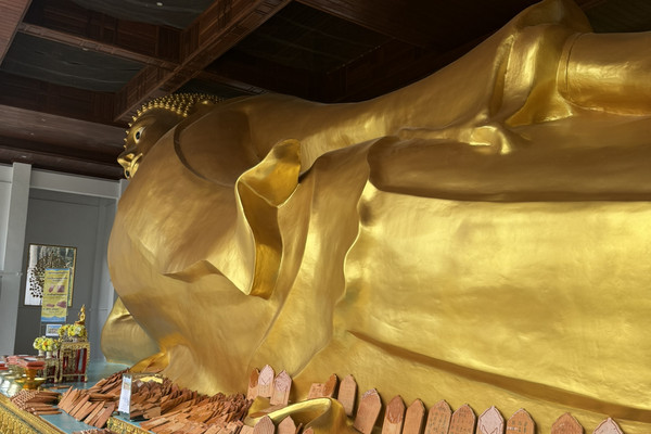 Touching the Buddha heart at Amazing Wat Chan Thada Pracharam | Trip ...