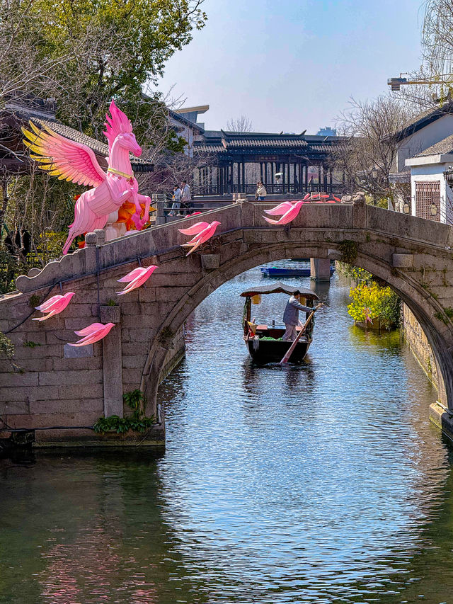 Panlong Tiandi is truly so romantic! I captured the flower boat leading ...