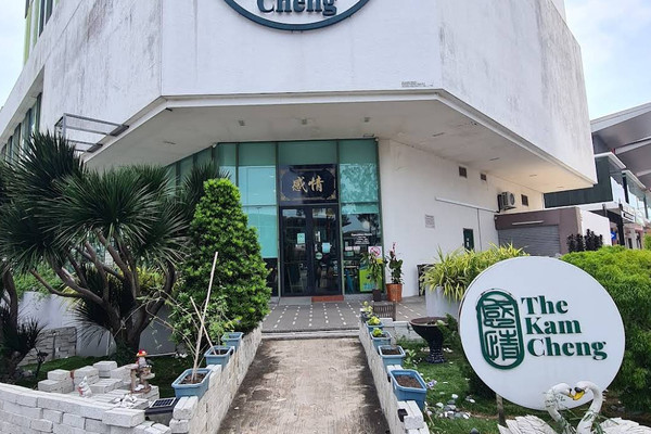 🍽️ Modern Nyonya Vibes at The Kam Cheng 感情 | Trip.com Melaka