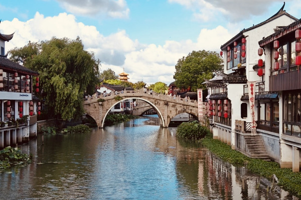 A Labyrinth of Light: The Enchanting Nighttime Vibe | Trip.com Shanghai