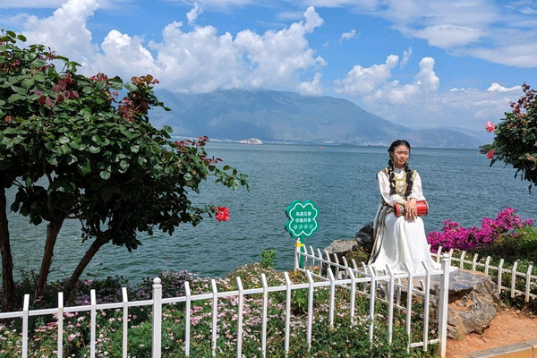 Serene Lake Views at Shuanglang Ancient Town | Trip.com Shuanglang Town