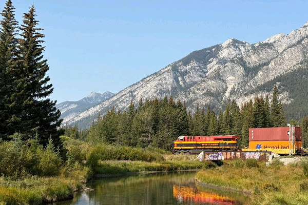 Famous Ridge | Trip.com Parker Ridge