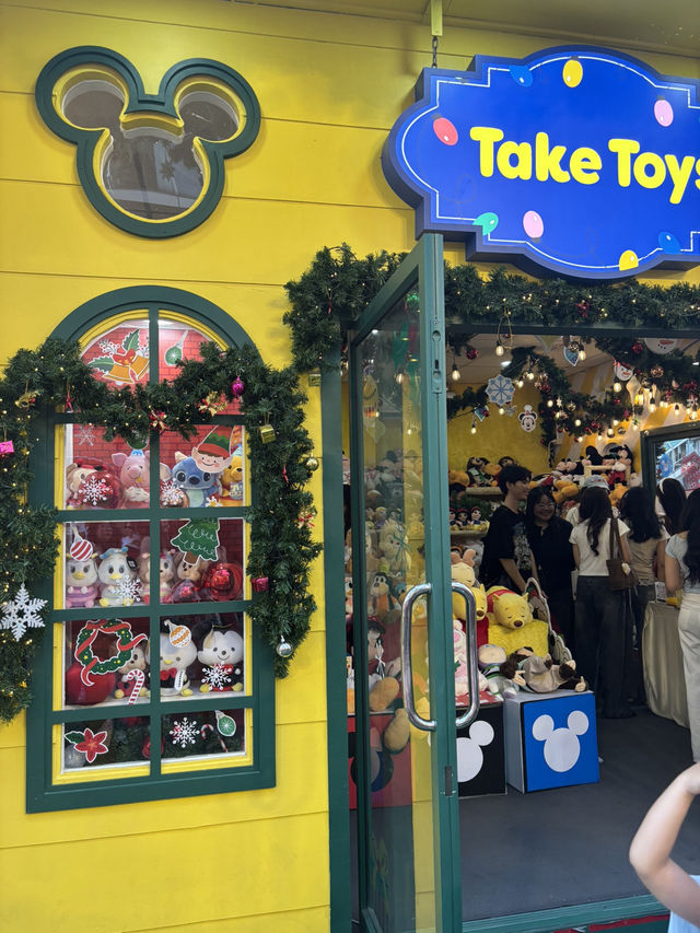 Bringing the magic of Disney to Bangkok at Central World! 🎄｜Trip.com 曼谷