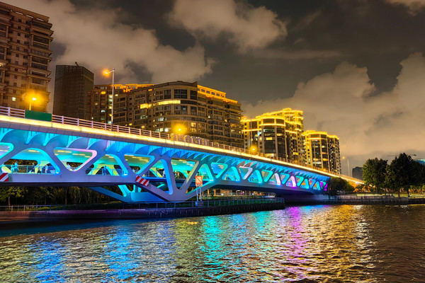 City Walk | Enjoy the cool breeze by the riverside on a summer night ...