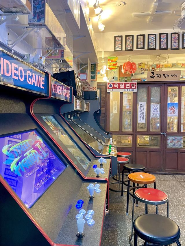인천의 과거와 현재를 잘 담아낸 레트로 오락실, 인천 빽투더레트로🕹️👾 | 트립닷컴 중구
