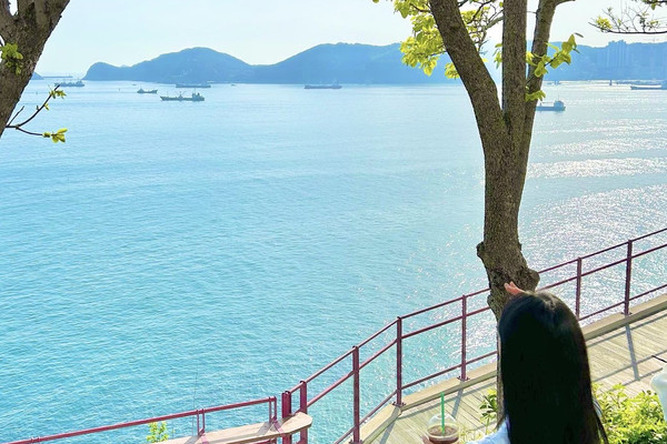 Yeongdo Café with a view of the refreshing Busan sea, Goslow🌱💙 | Trip ...