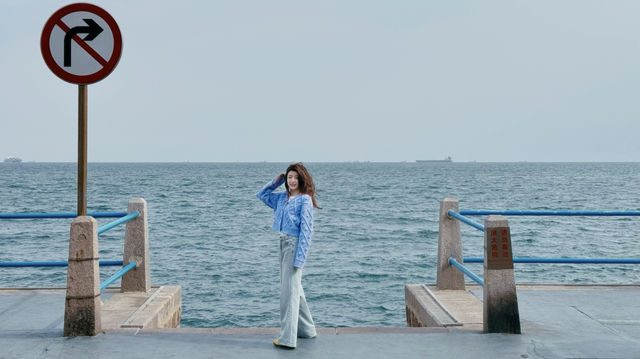 Take a stroll on Qingdao's Zhanqiao Pier and enjoy the sea breeze ...