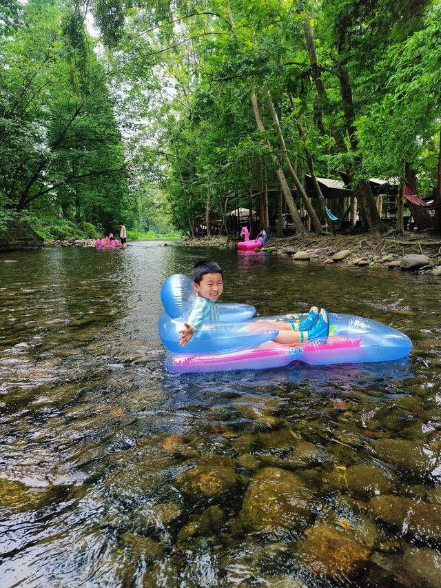 Play in the water at Dujiangyan! A quiet, clear, shallow water spot ...