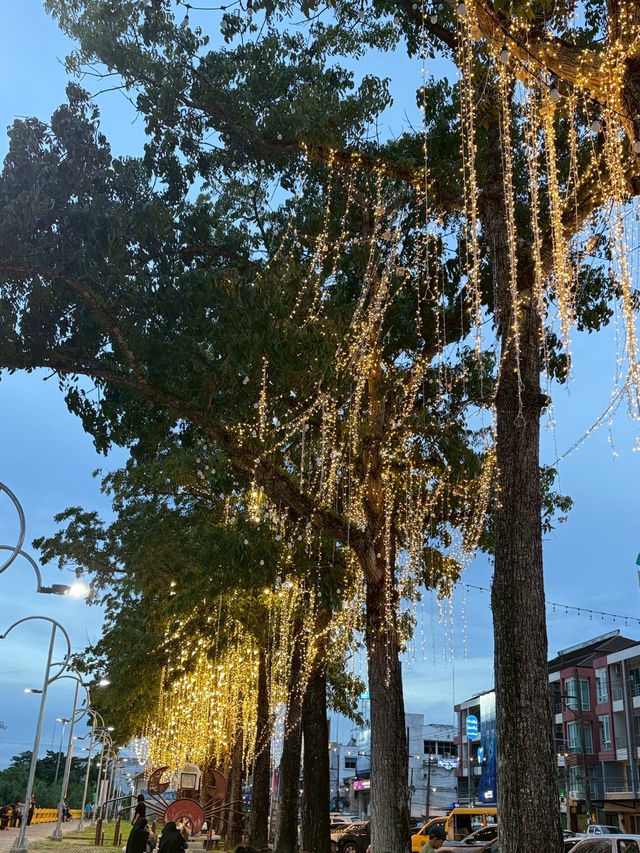 ถนนคนเดินปูดำ (Poo Dam Night Market) | Trip.com กระบี่