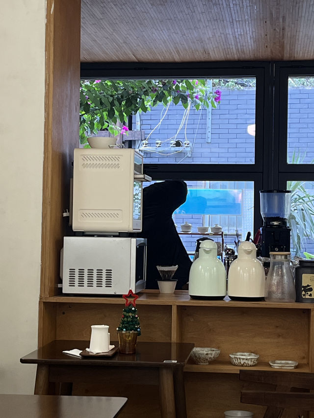 Quiet Café Break at 野岸未来咖啡 (Wild Shore Future Café) 🍵 ｜Trip.com 成都