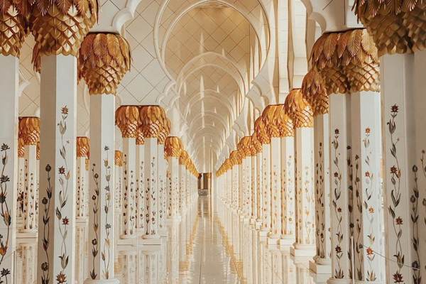 The Grand Corridor of Sheikh Zayed Mosque: A Walk Through Elegance 🕌 ...