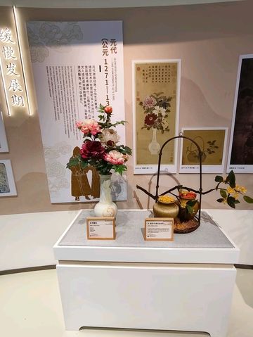 The Poetry of Seasons in a Vase | Trip.com Beijing