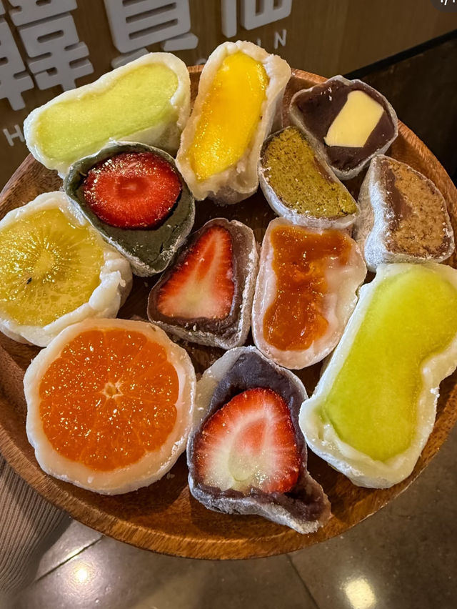 Seoul Must-Eat｜A Popular Fruit Daifuku Shop Hidden Inside a Traditional ...