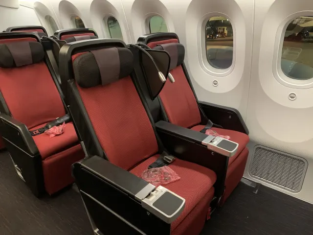 JAL国際線プレミアムエコノミー搭乗記 | トリップドットコム