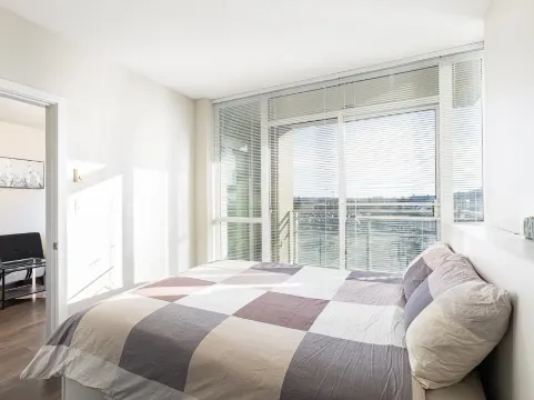 Coquitlam Center Bright & Modern 1br Parking Included Steps To Skytrain | Pool & Gym - Port Coquitlam