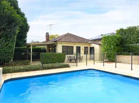 Luxury Family Retreat With Pool | Pymble Station - Gordon