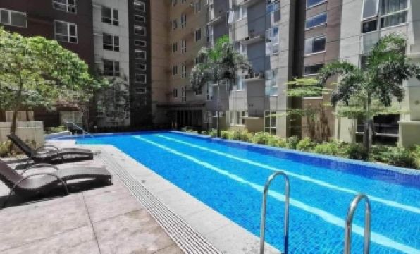 2BR/Pioneer Woodland SM Light connected to BONI Train Station ...