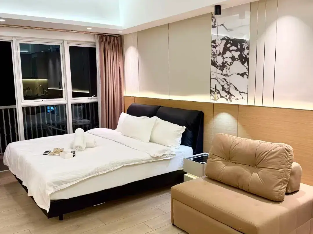 Venice Luxe Cozy Suite｜netflix & Pool Access - Makati