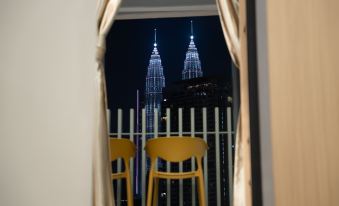 KLCC Tower Couple Studio | Netflix | Infinity Pool, Kuala Lumpur - 2026 ...