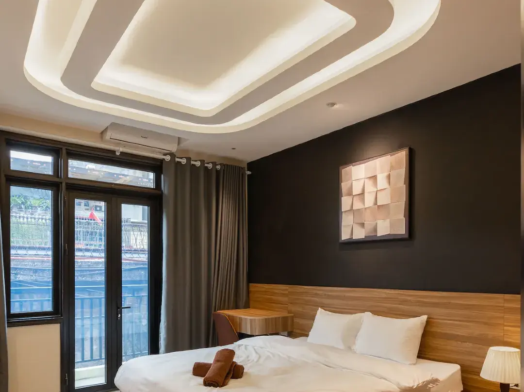 Iconic Train View Townhouse With Rooftop Terrace - Hanoi