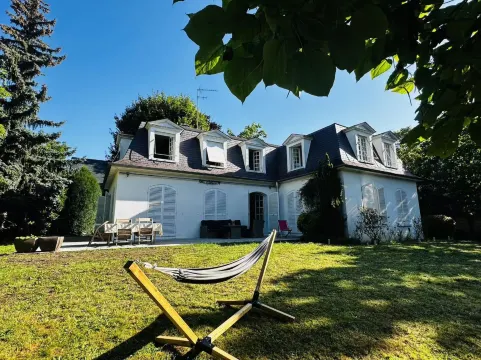 Signature Residence – Maison Individuelle De 5 Chambres Sur 1 000 M², Paris à 15 Min En Métro - Yvelines