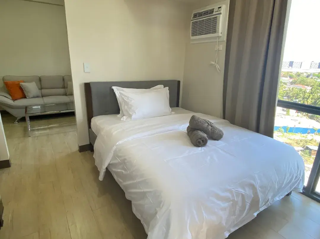 Gentry Manor - Bright Unit With Balcony Near Okada & Airport - 6c - Parañaque
