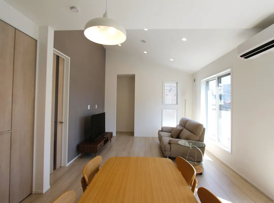 New 2-story House! 2 Minutes To Station, Parking, Easy Disneyland Access, Near Restaurants & Shops - Sakura