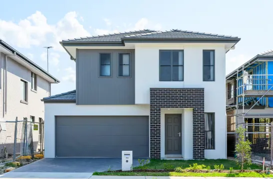 Spacious 5-bedroom Building In Brilliant Austral With Ac - Sidney